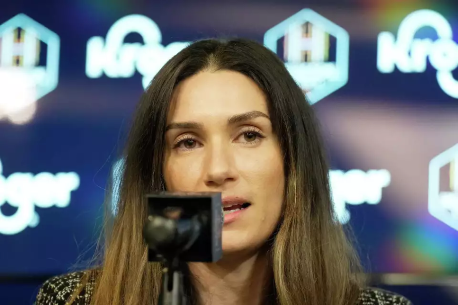 Michelle Alozie's Houston Dash Sacks Manager Singer